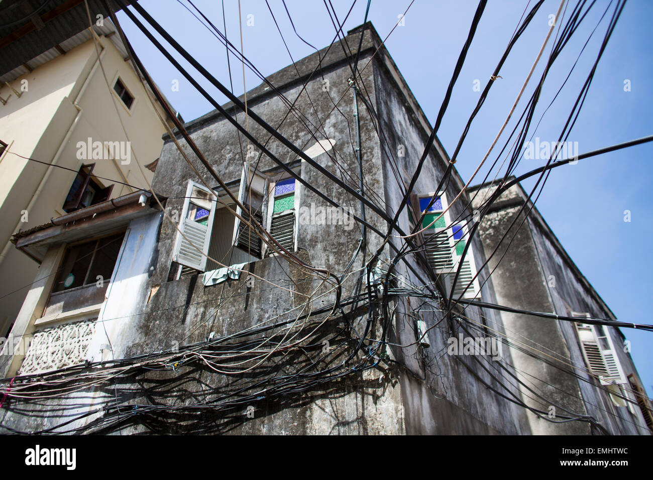 poor electrical wiring in zanzibar Stock Photo - Alamy