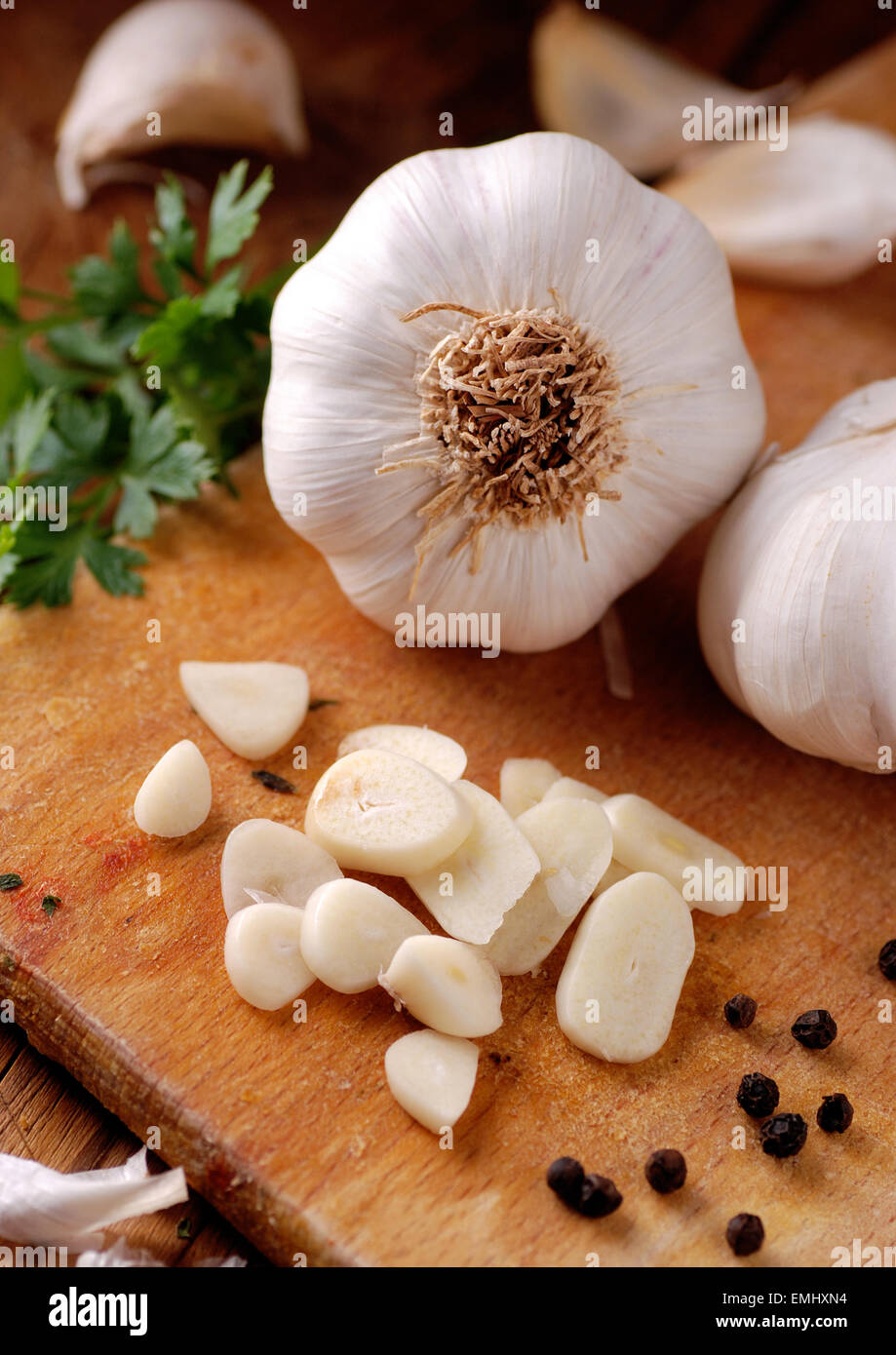 sliced garlic on wooden chopping board Stock Photo - Alamy