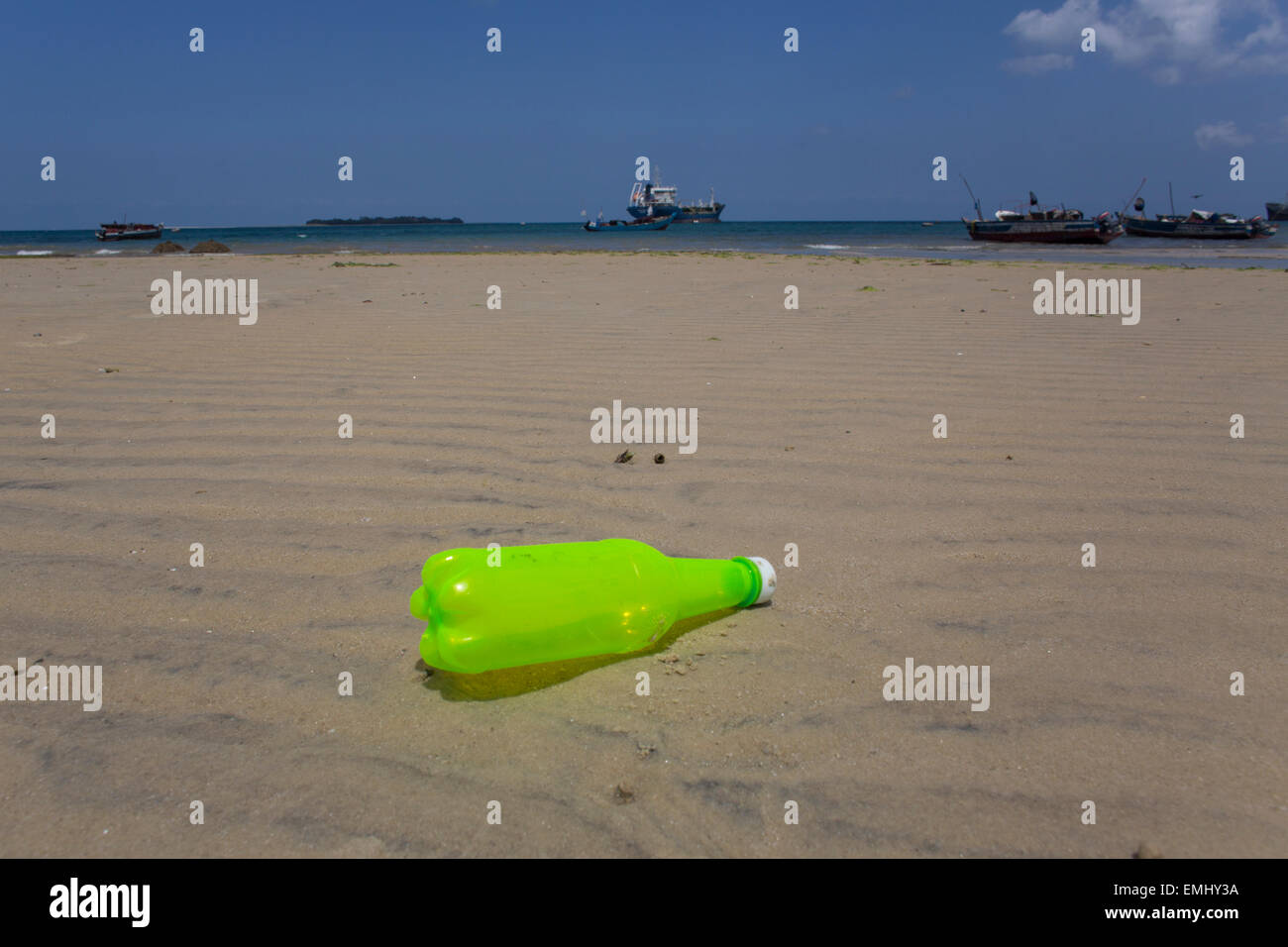 Plastic pollution beach zanzibar hi-res stock photography and images ...