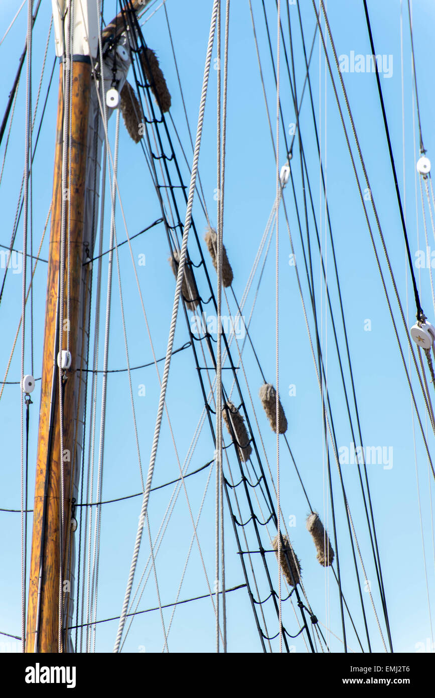 Tall boat masts hi-res stock photography and images - Alamy