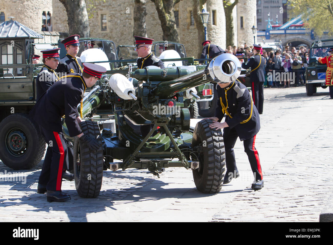 Honourable Artillery Company (HAC) move guns ready to fire a 62 gun ...