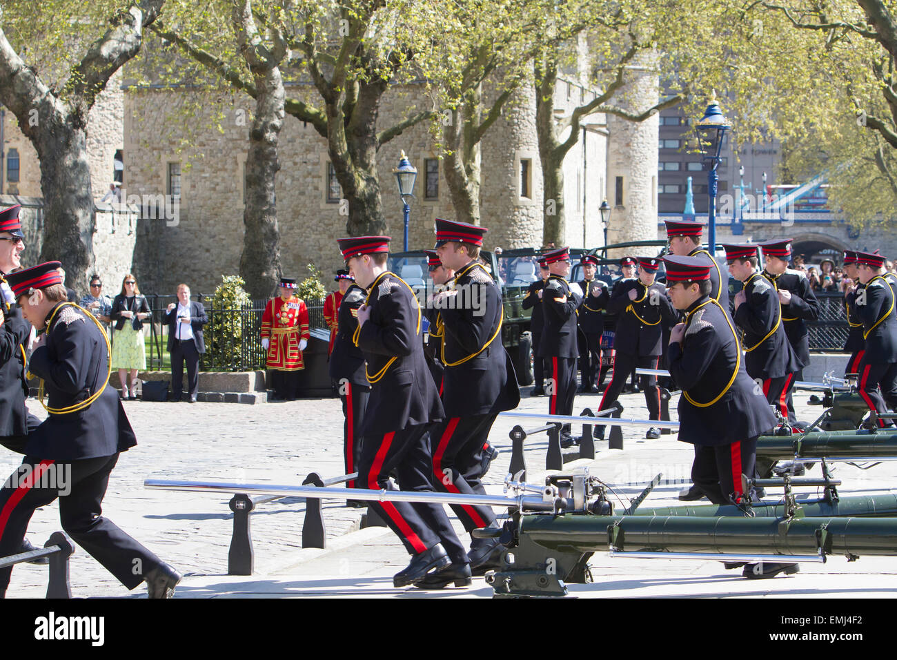 Honourable Artillery Company (HAC) move guns ready to fire a 62 gun ...
