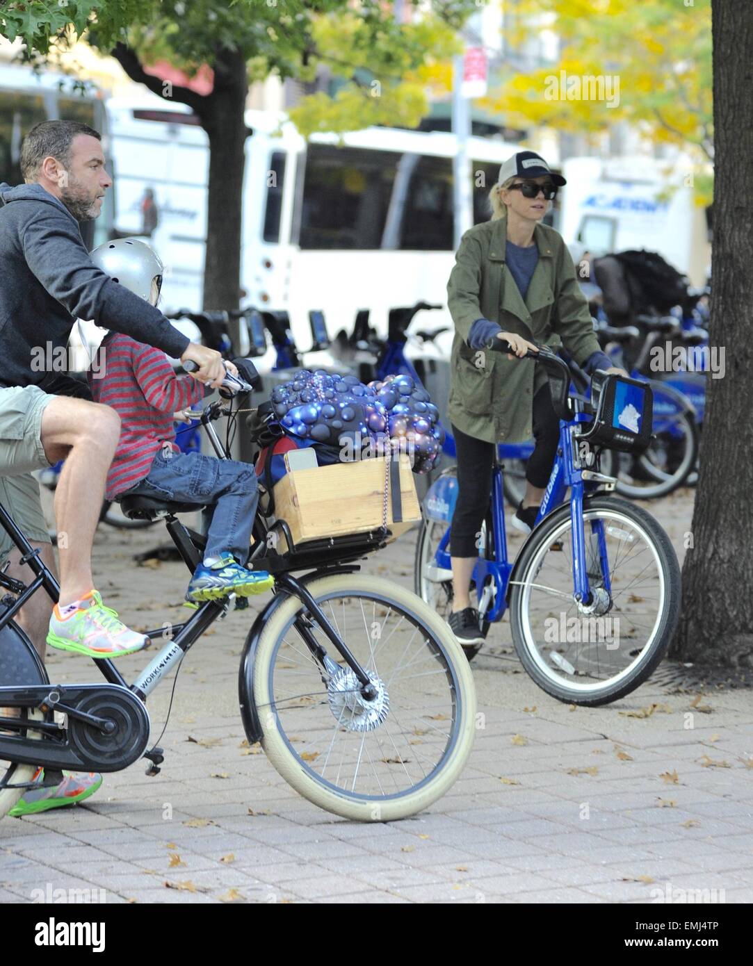 Naomi Watts and Liev Schreiber take their children to school on bikes ...