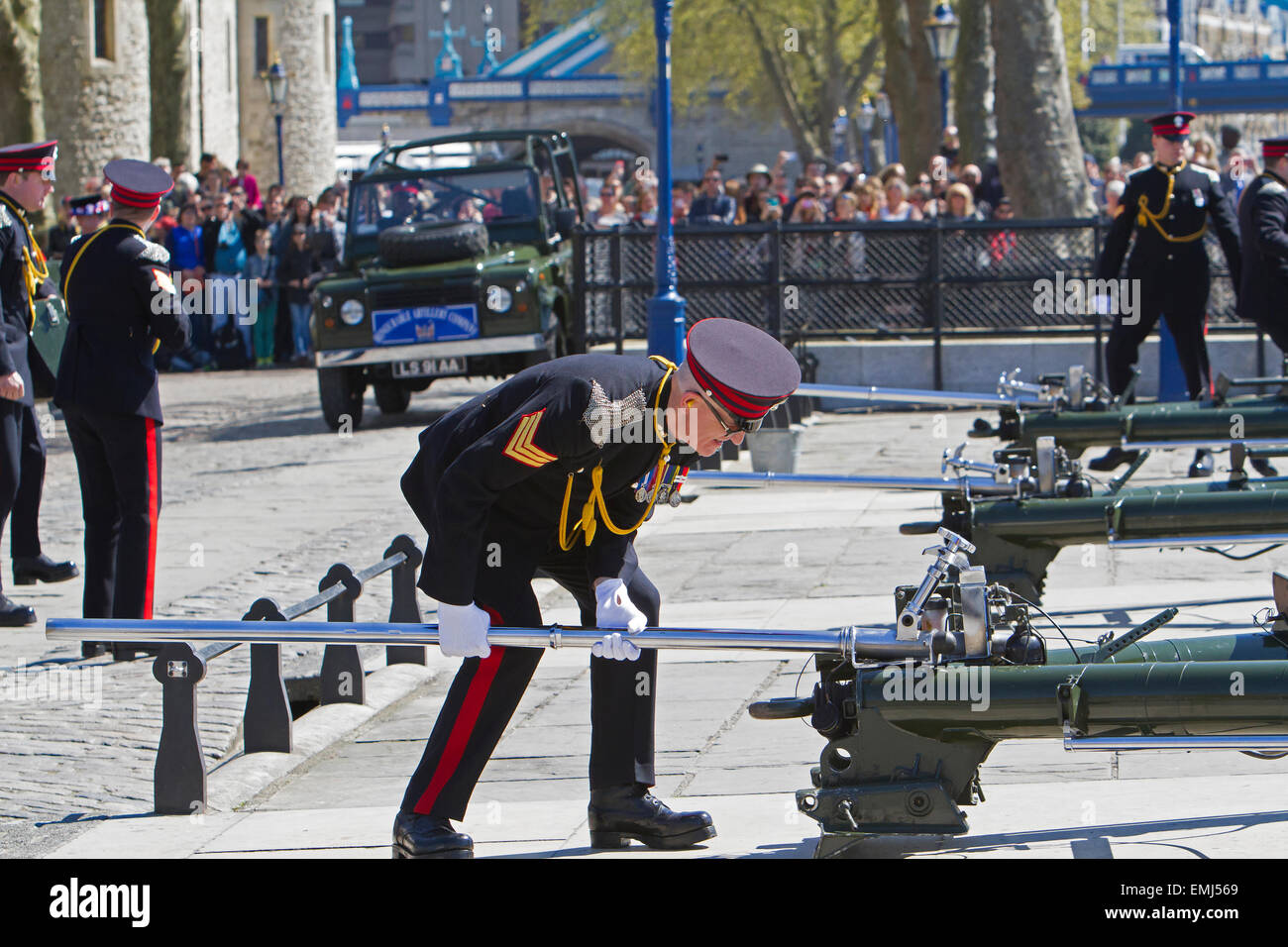 Honourable Artillery Company (HAC) load the guns ready to fire a 62 gun ...