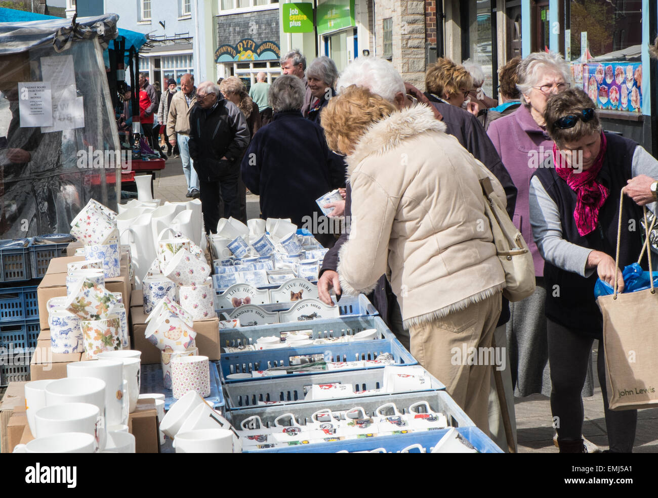 Machynlleth market town on market day held on wednesdays hi-res stock ...