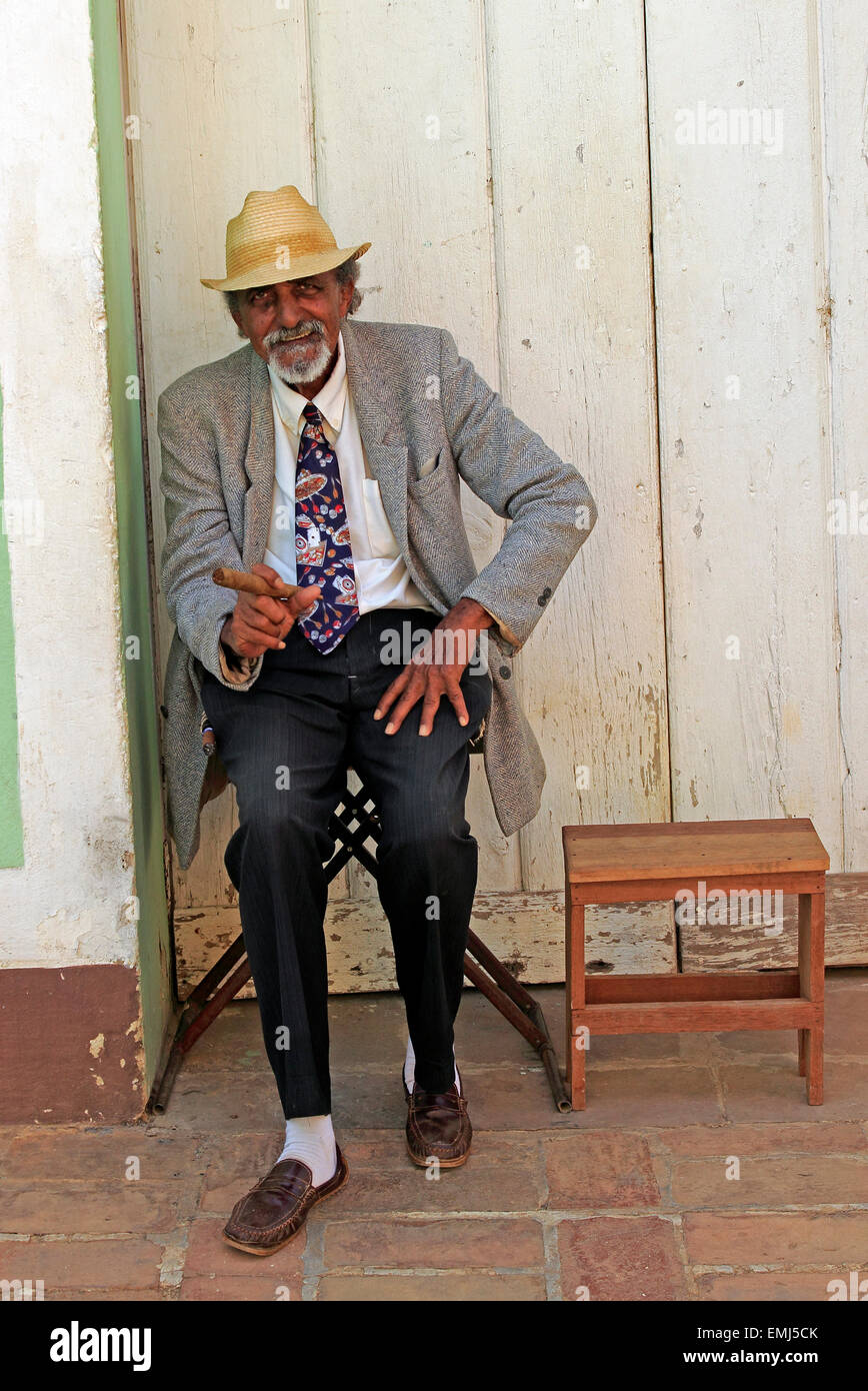 Street scene elderly Cuban man with large cigar entertains tourists ...