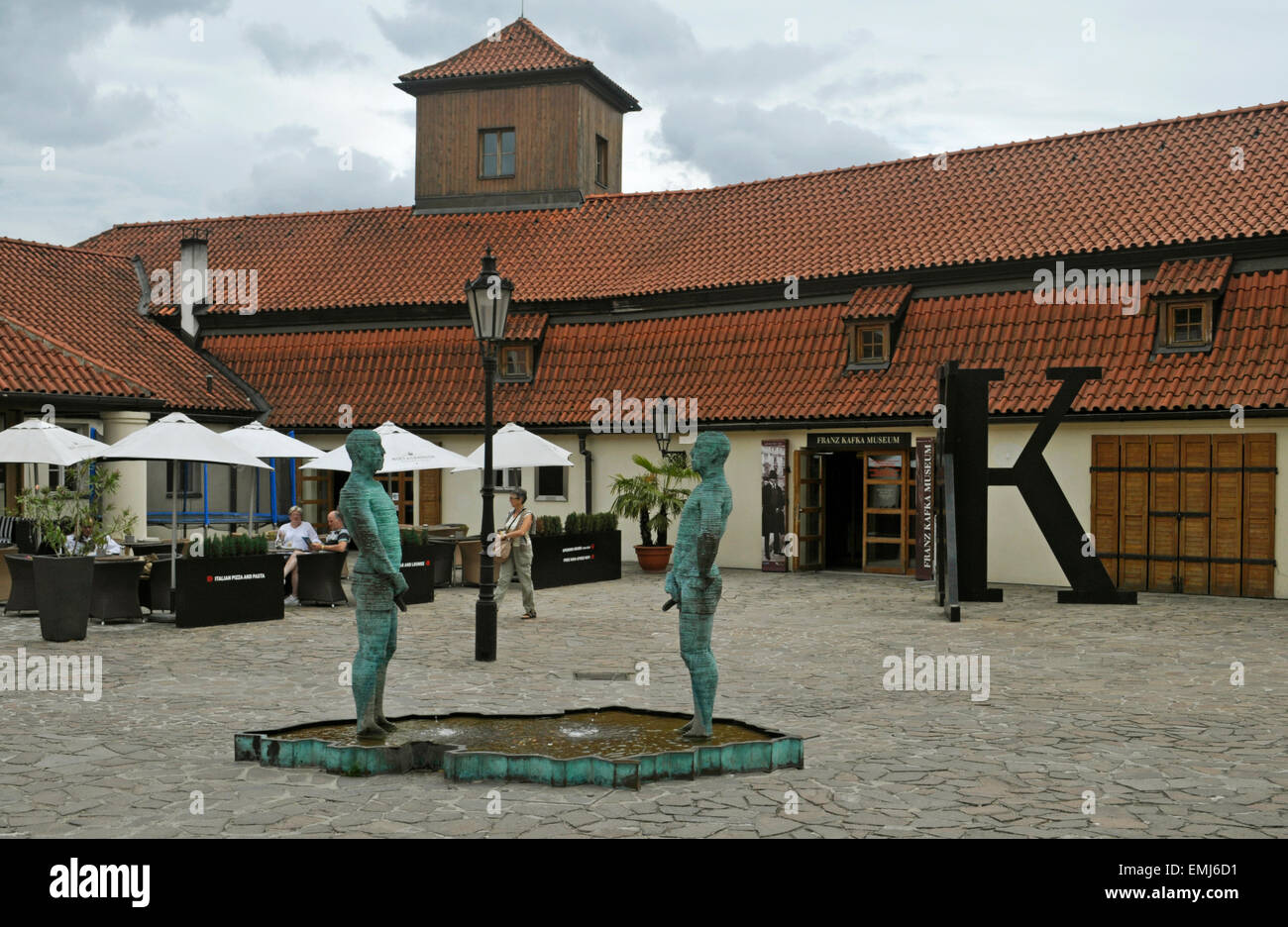 PISSING SCULPTURE (DAVID CHERNY) FRANZ KAFKA MUSEUM COURTYARD MALA ...