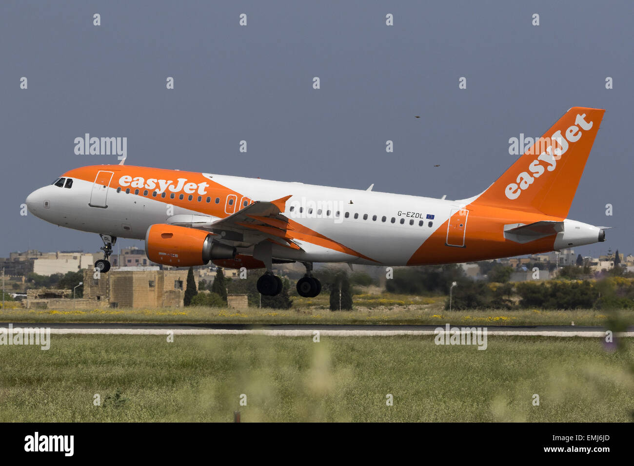 Easyjet Airbus A320 landing in Malta Stock Photo - Alamy