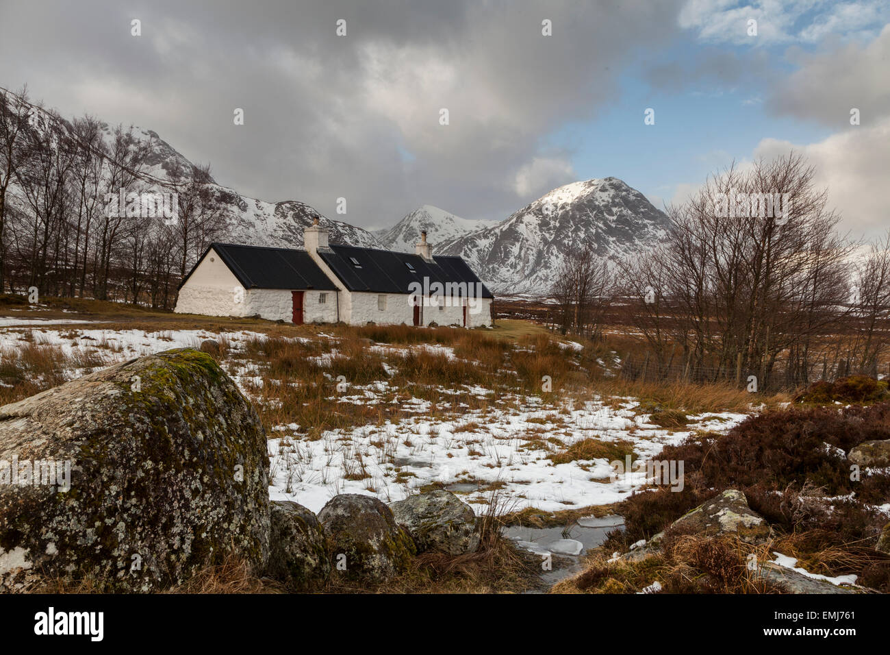 White cottage house glencoe hi-res stock photography and images - Alamy