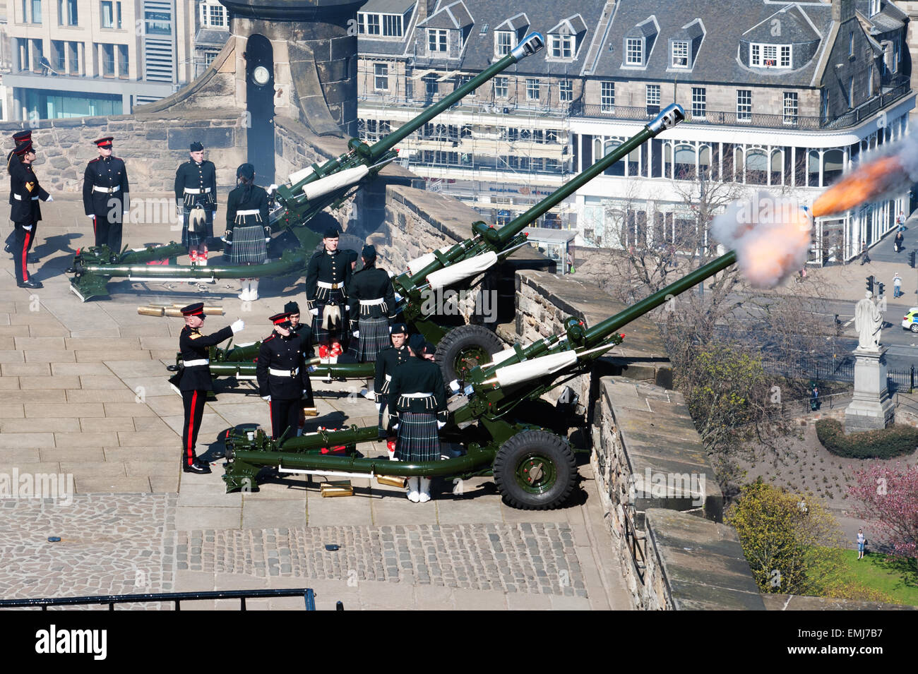 21 gun salute, for HM Queen Elizabeth II, Edinburgh Castle Stock Photo ...