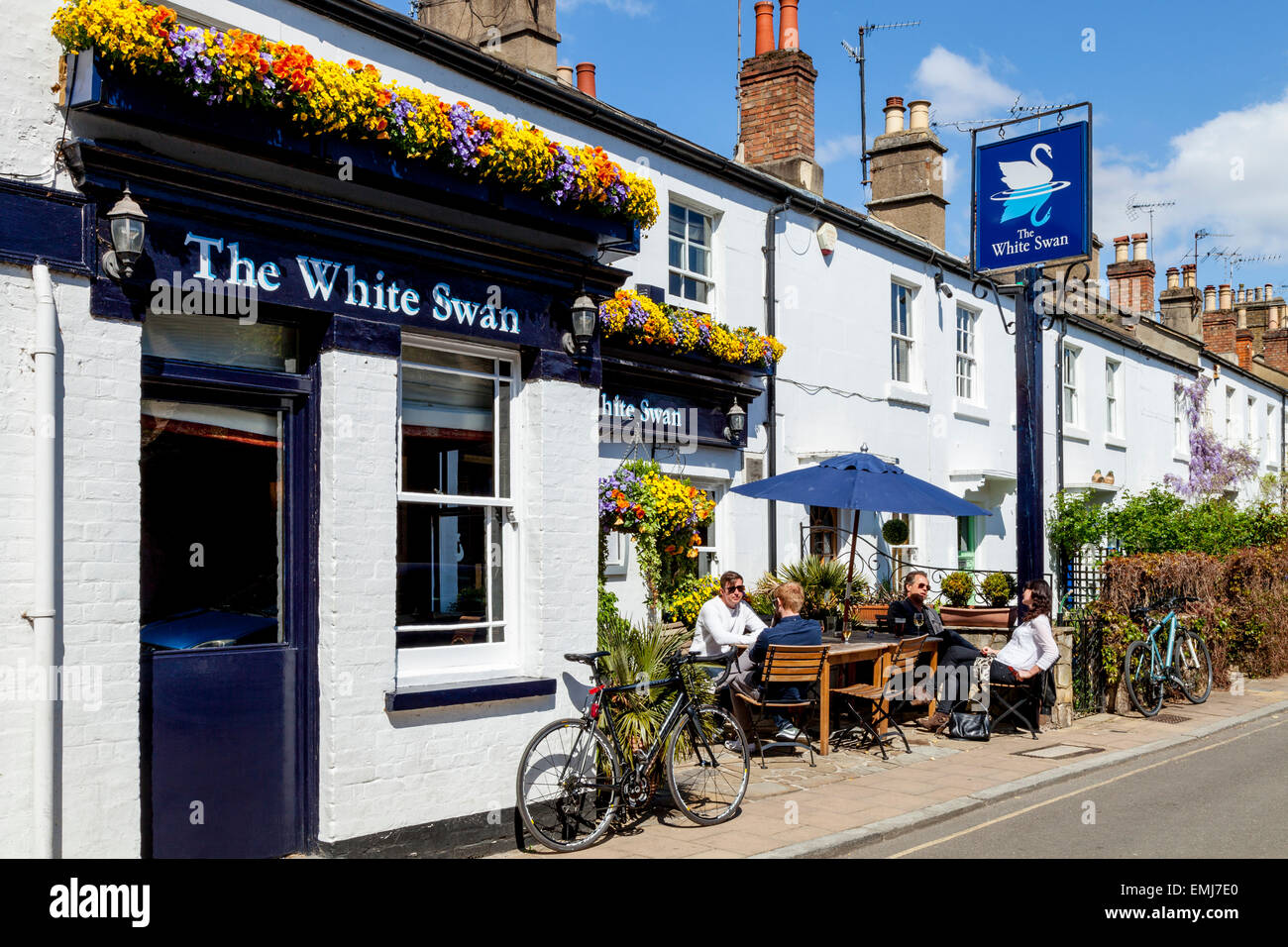 White swan pub richmond hi-res stock photography and images - Alamy