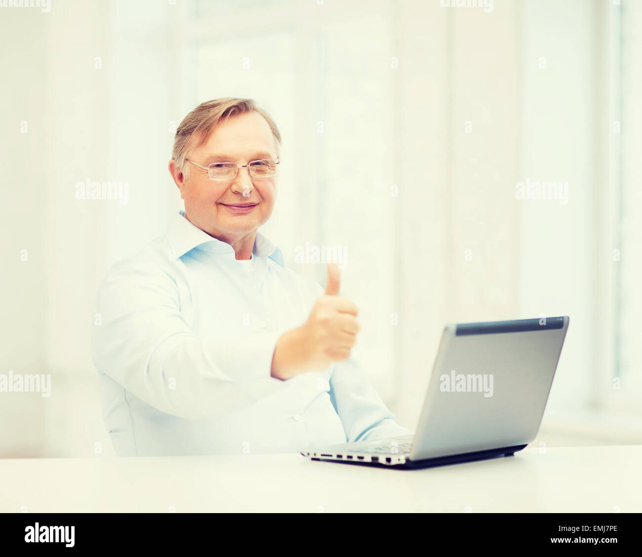 old man with laptop computer showing thumbs up Stock Photo - Alamy