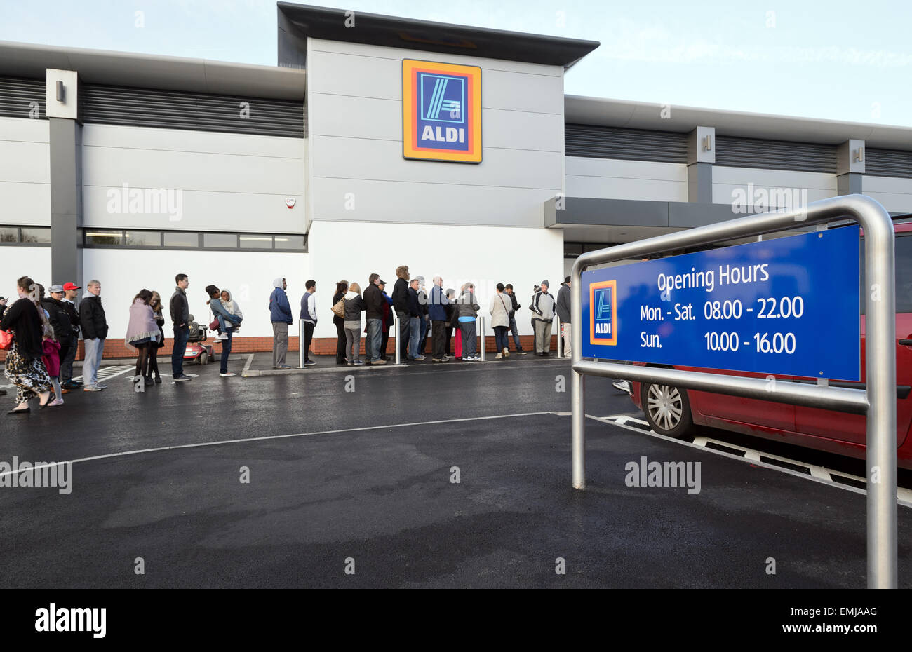 Customer queuing outside a new Aldi store in the Midlands Stock Photo ...