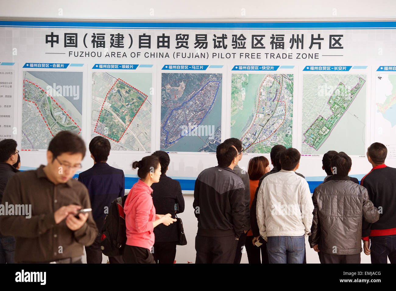 Fuzhou, China's Fujian Province. 21st Apr, 2015. Businessmen watch the ...