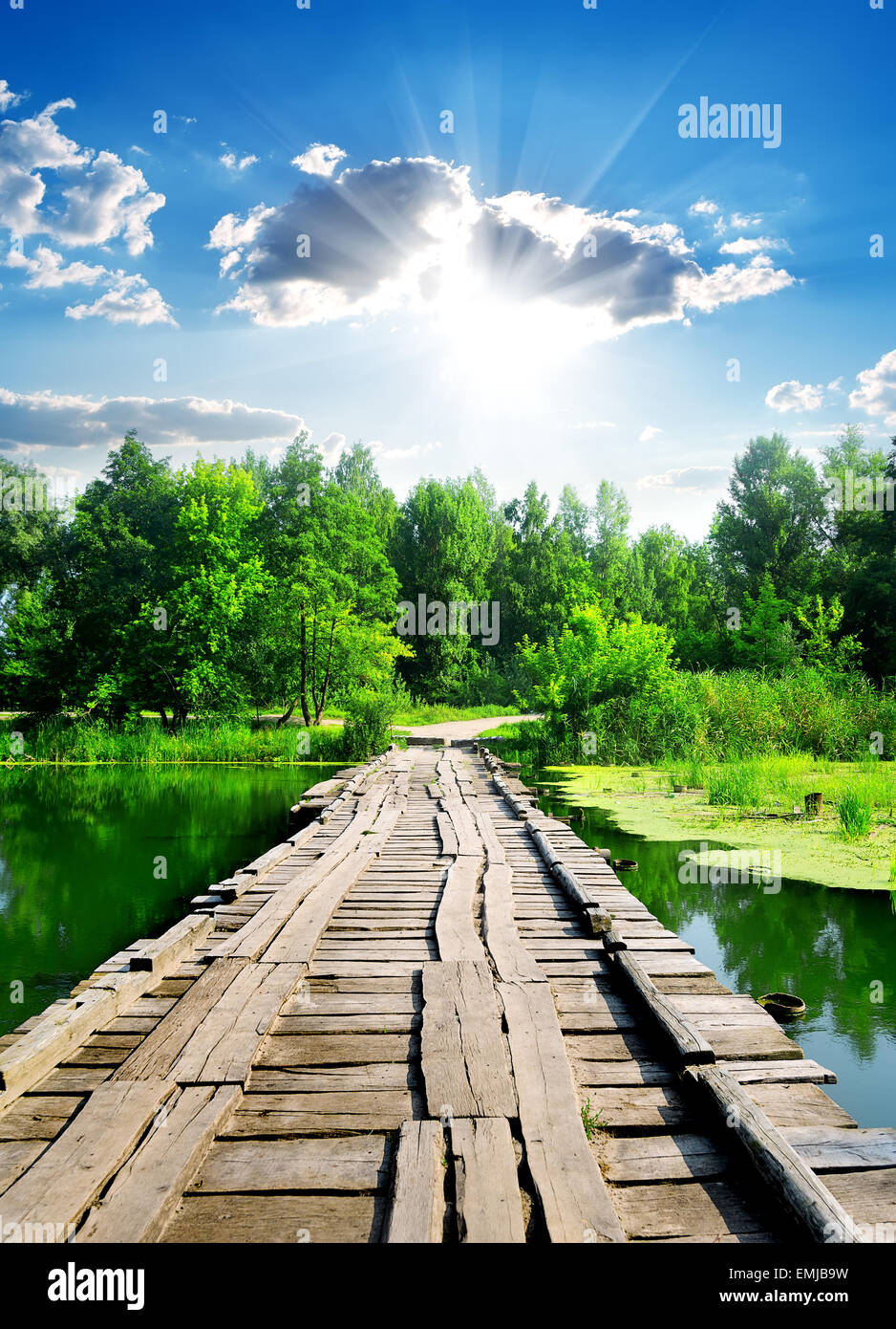 Sun over bridge hi-res stock photography and images - Alamy