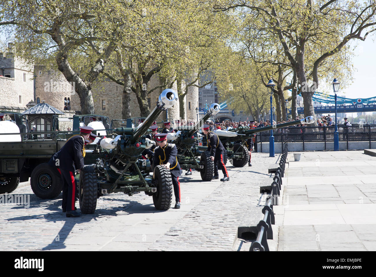 Honourable Artillery Company (HAC) prepare to fire a 62 gun salute in ...