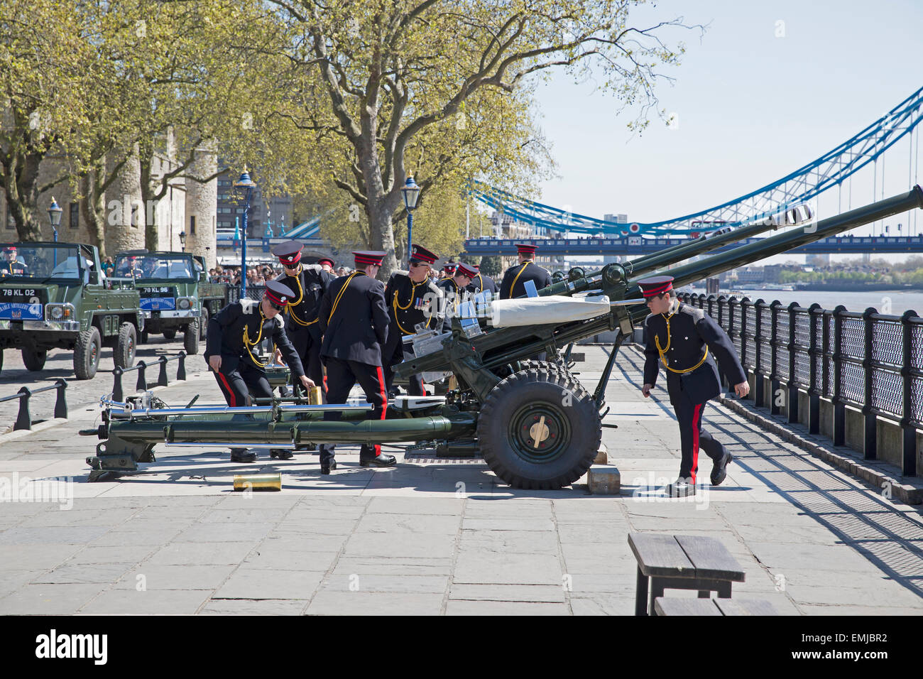 Honourable Artillery Company (HAC) prepare to fire a 62 gun salute in ...