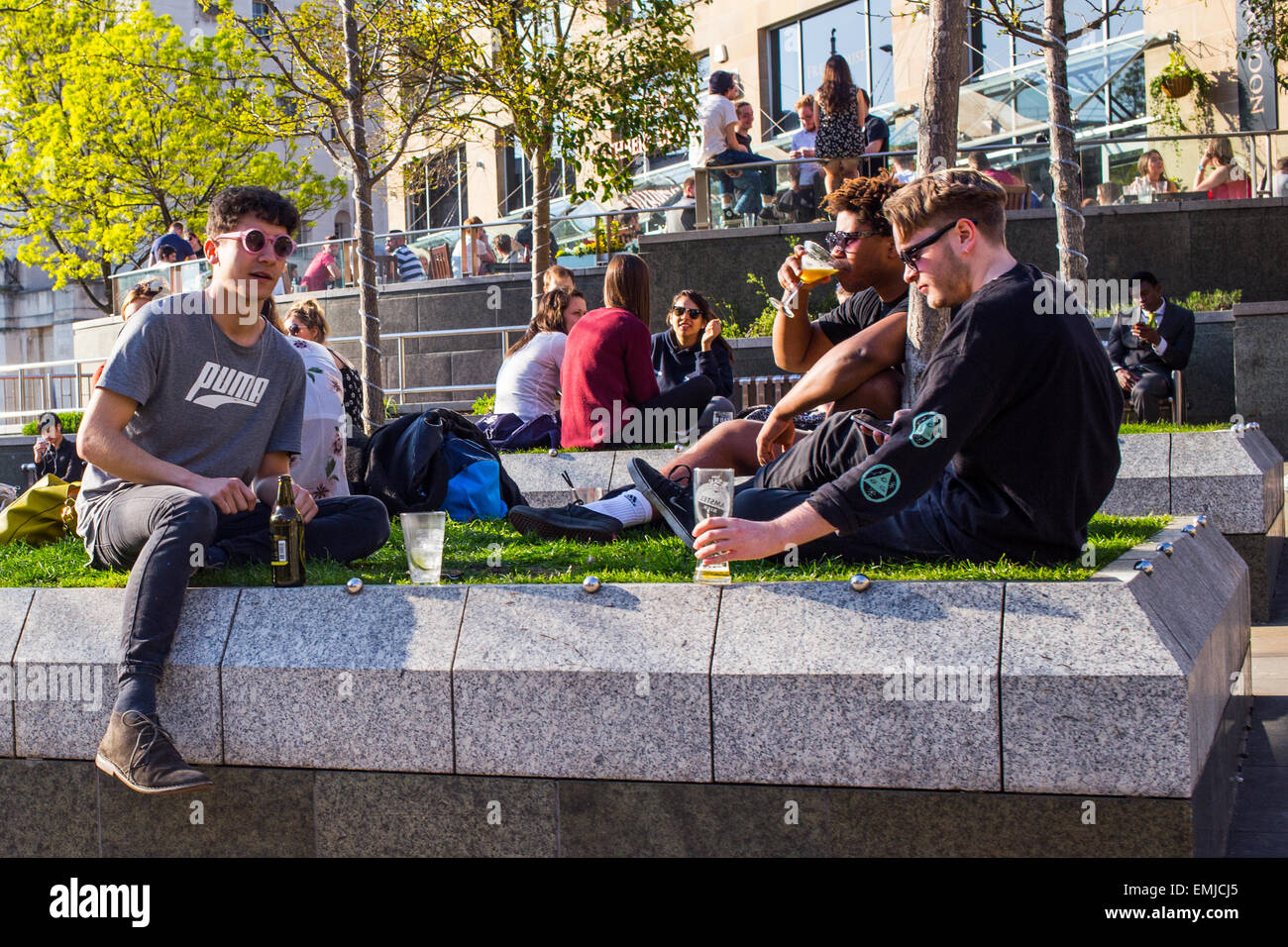 Leeds, UK. 21st April, 2015. UK Weather: Young people enjoying a drink ...