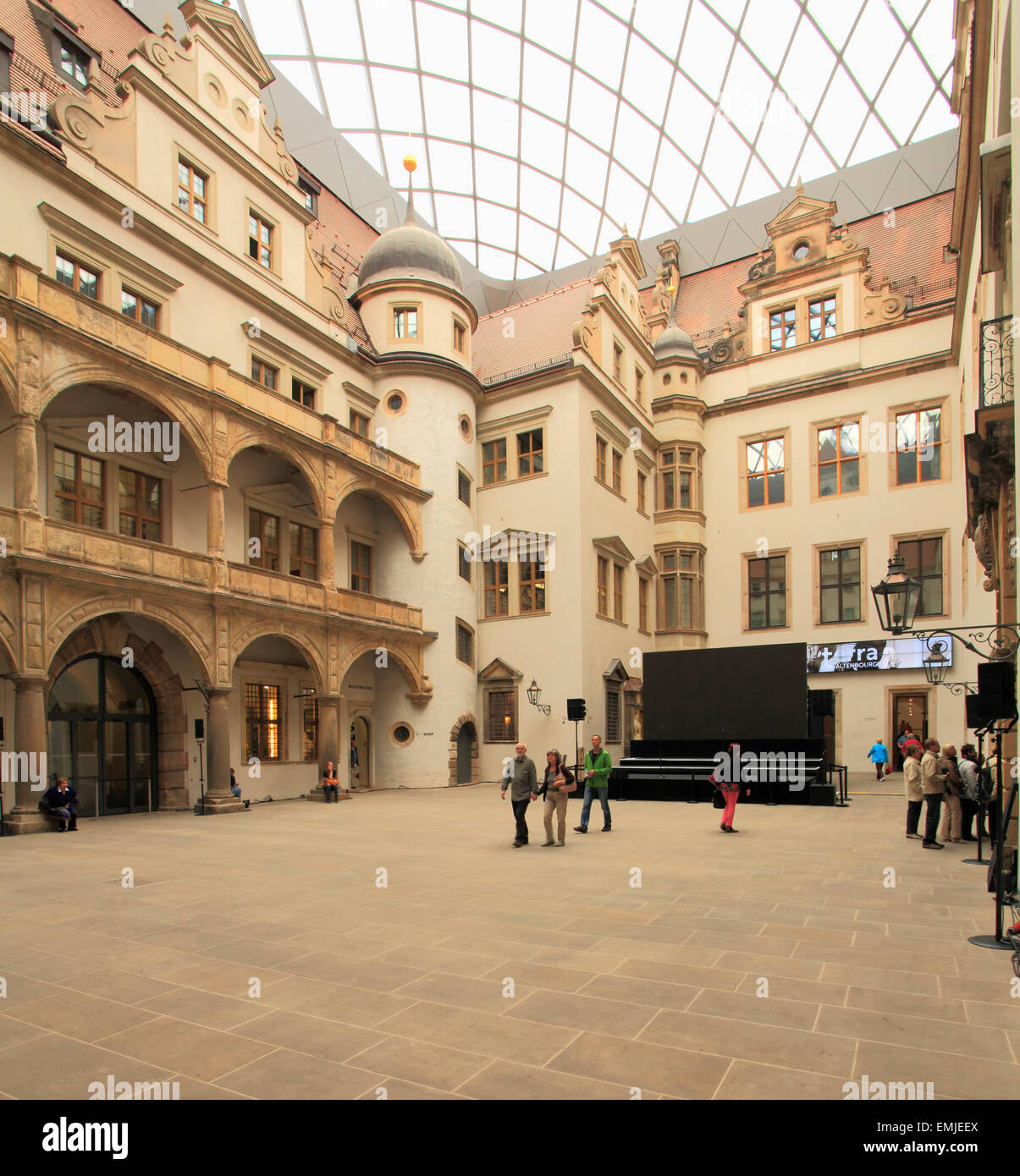 Castle courtyard hi-res stock photography and images - Alamy