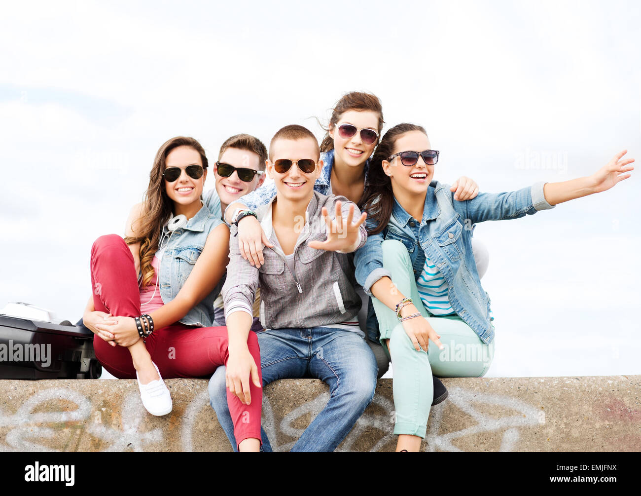 group of teenagers hanging out Stock Photo - Alamy