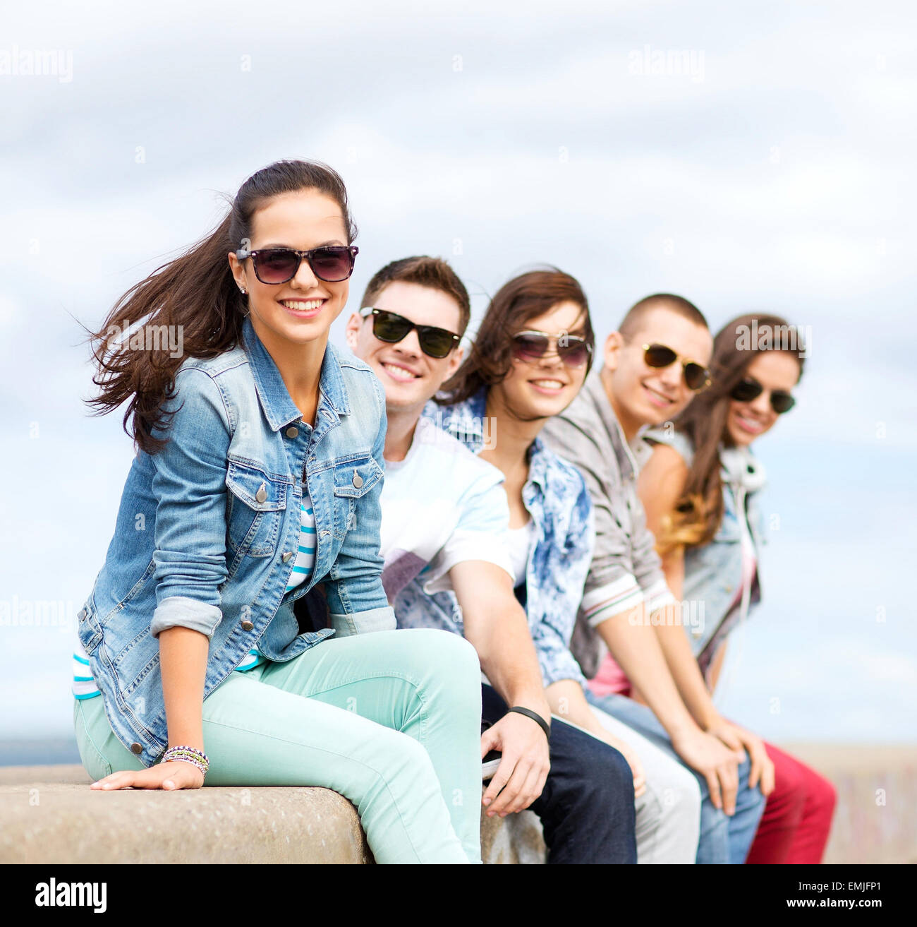 group of teenagers hanging out Stock Photo - Alamy