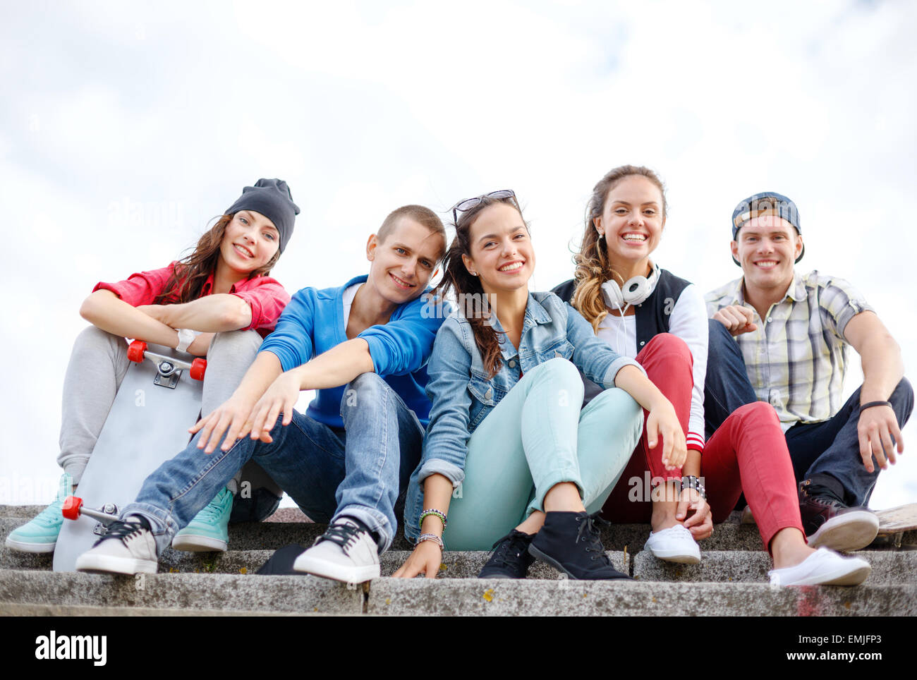 group of smiling teenagers hanging out Stock Photo - Alamy