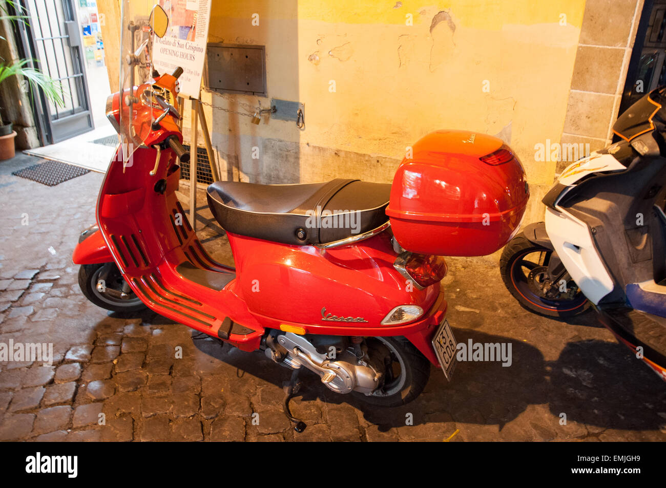 Italian vespa hi-res stock photography and images - Alamy