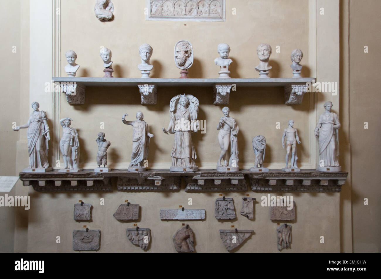 Statues collection hi-res stock photography and images - Alamy