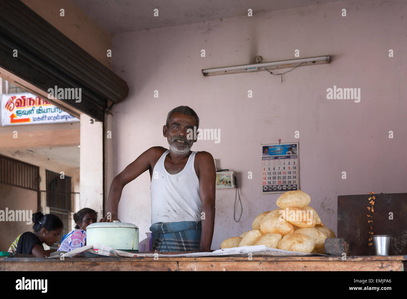 Fast food baker with frying pan in the street Stock Photo - Alamy