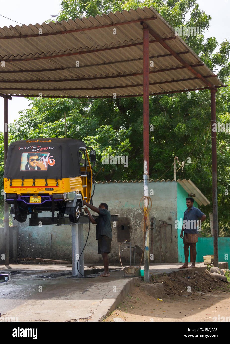 India car repair hi-res stock photography and images - Alamy