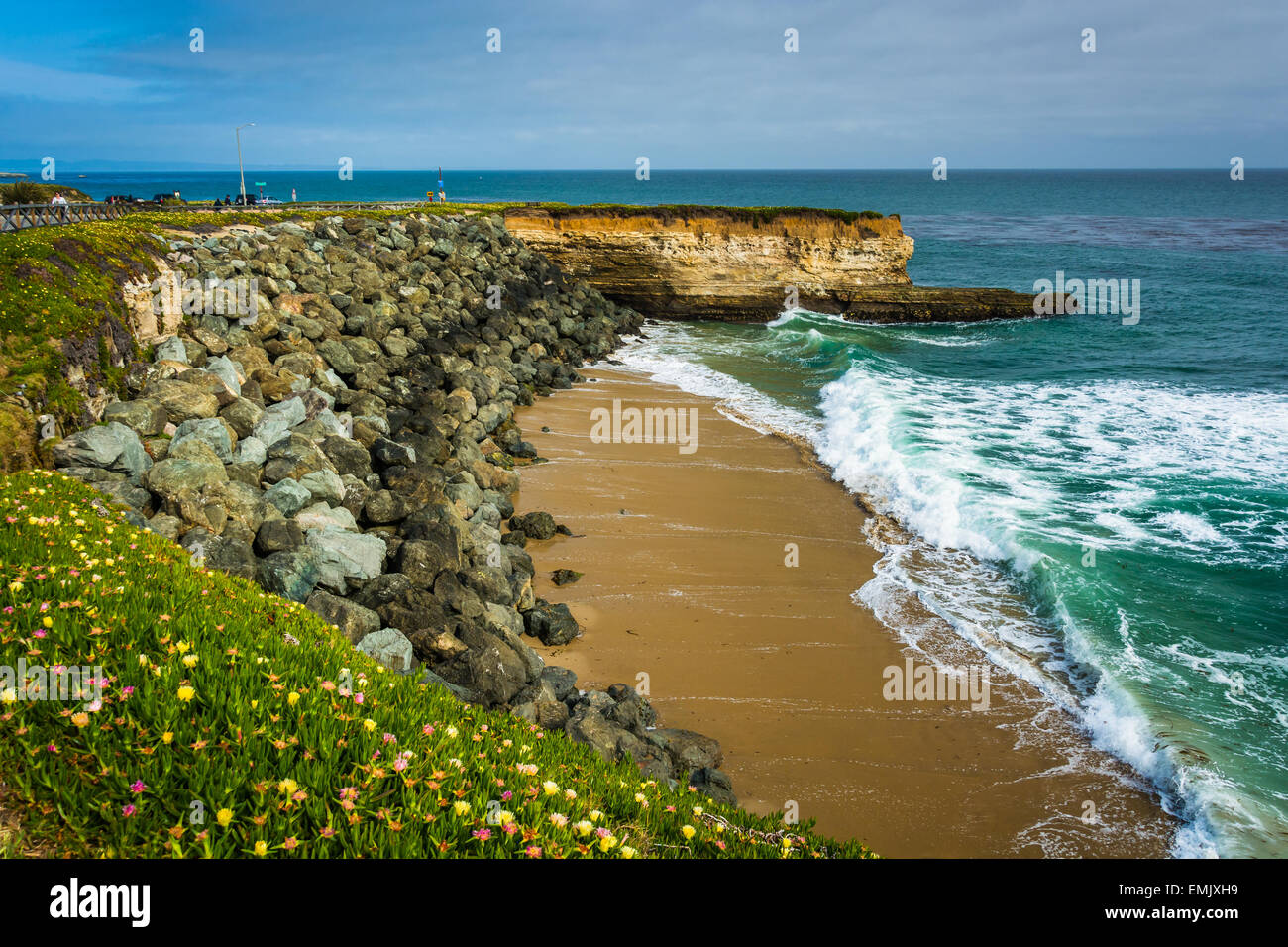 View of a small cove beach in Santa Cruz, California Stock Photo - Alamy