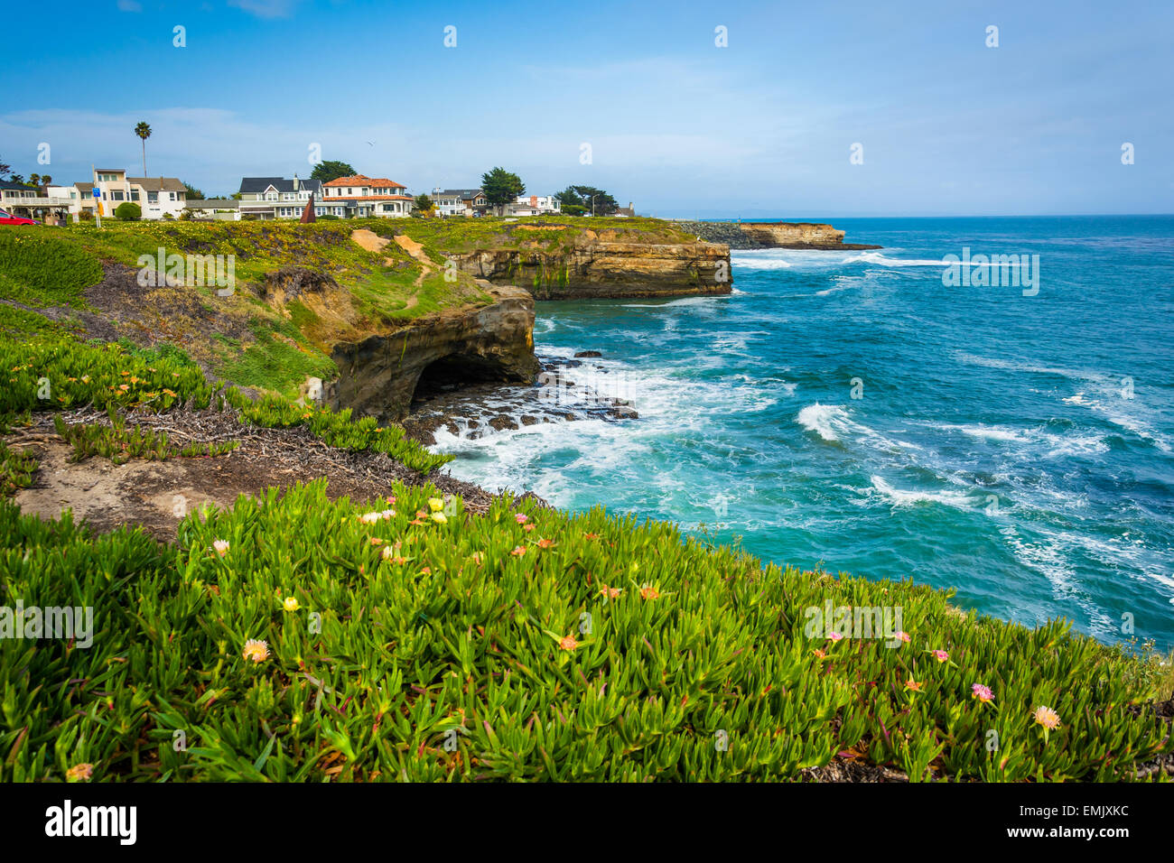 View of cliffs along the Pacific Ocean, in Santa Cruz, California Stock ...