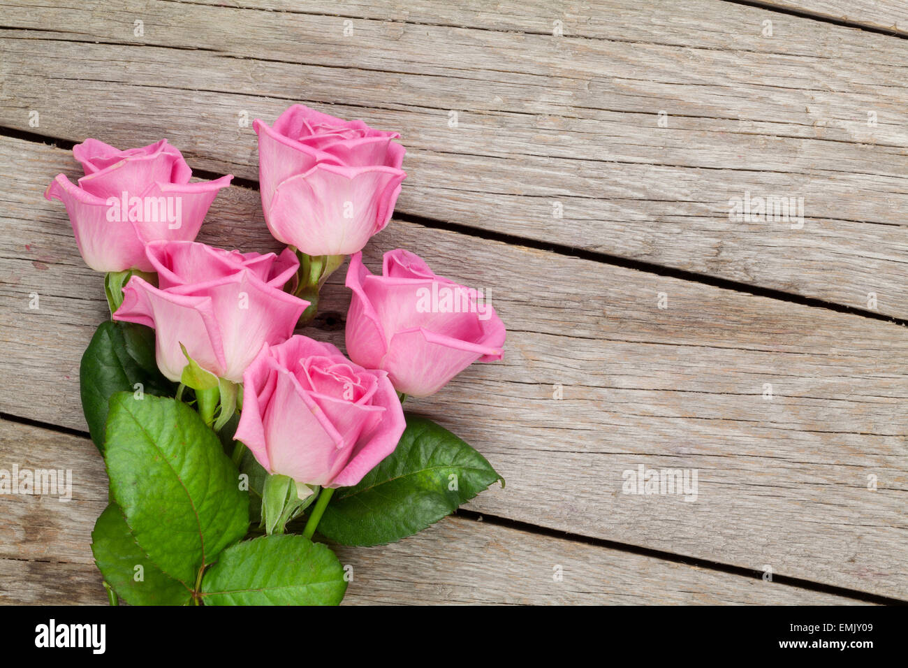 Pink roses bouquet over wooden table. Top view with copy space Stock ...