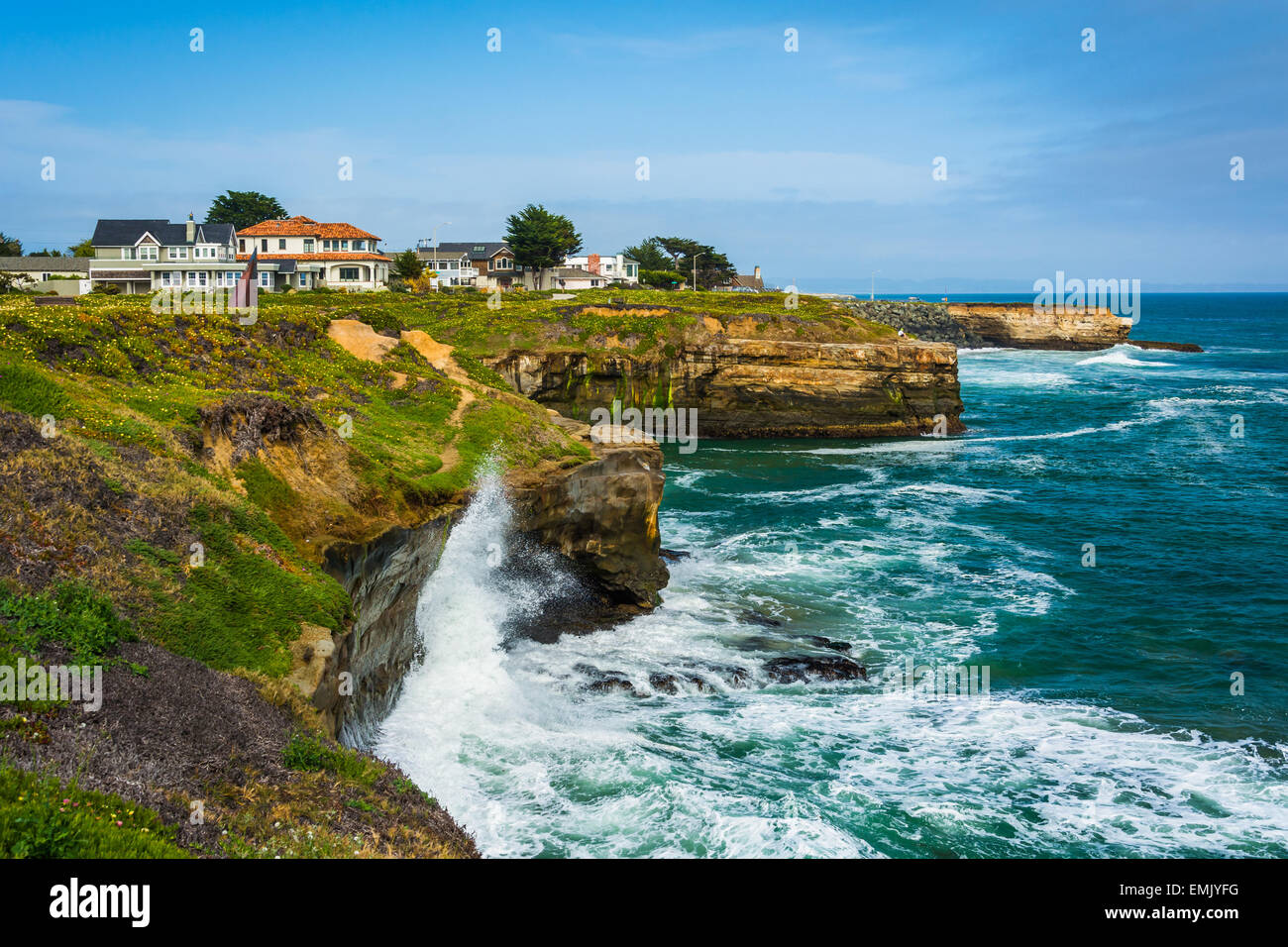 Waves crashing on cliffs along the Pacific Ocean, in Santa Cruz ...