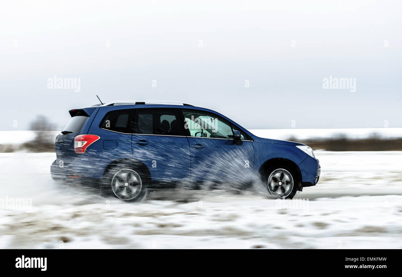 Car sliding on ice hi-res stock photography and images - Alamy