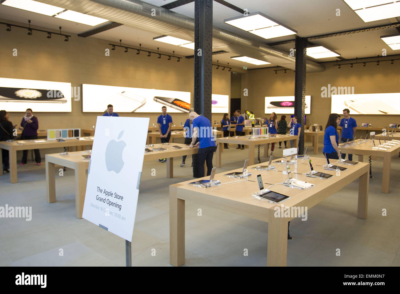 Brand new Apple retail store opens in Edinburgh. Members of the public ...