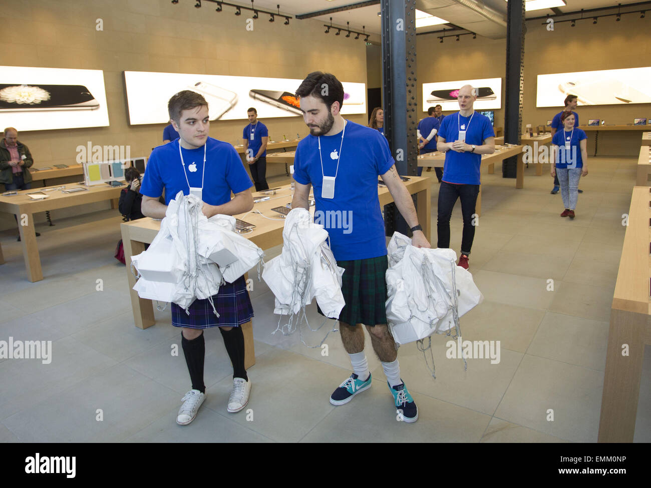 Brand new Apple retail store opens in Edinburgh. Members of the public ...