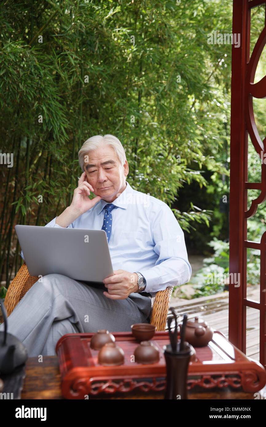 Old men computer hi-res stock photography and images - Alamy