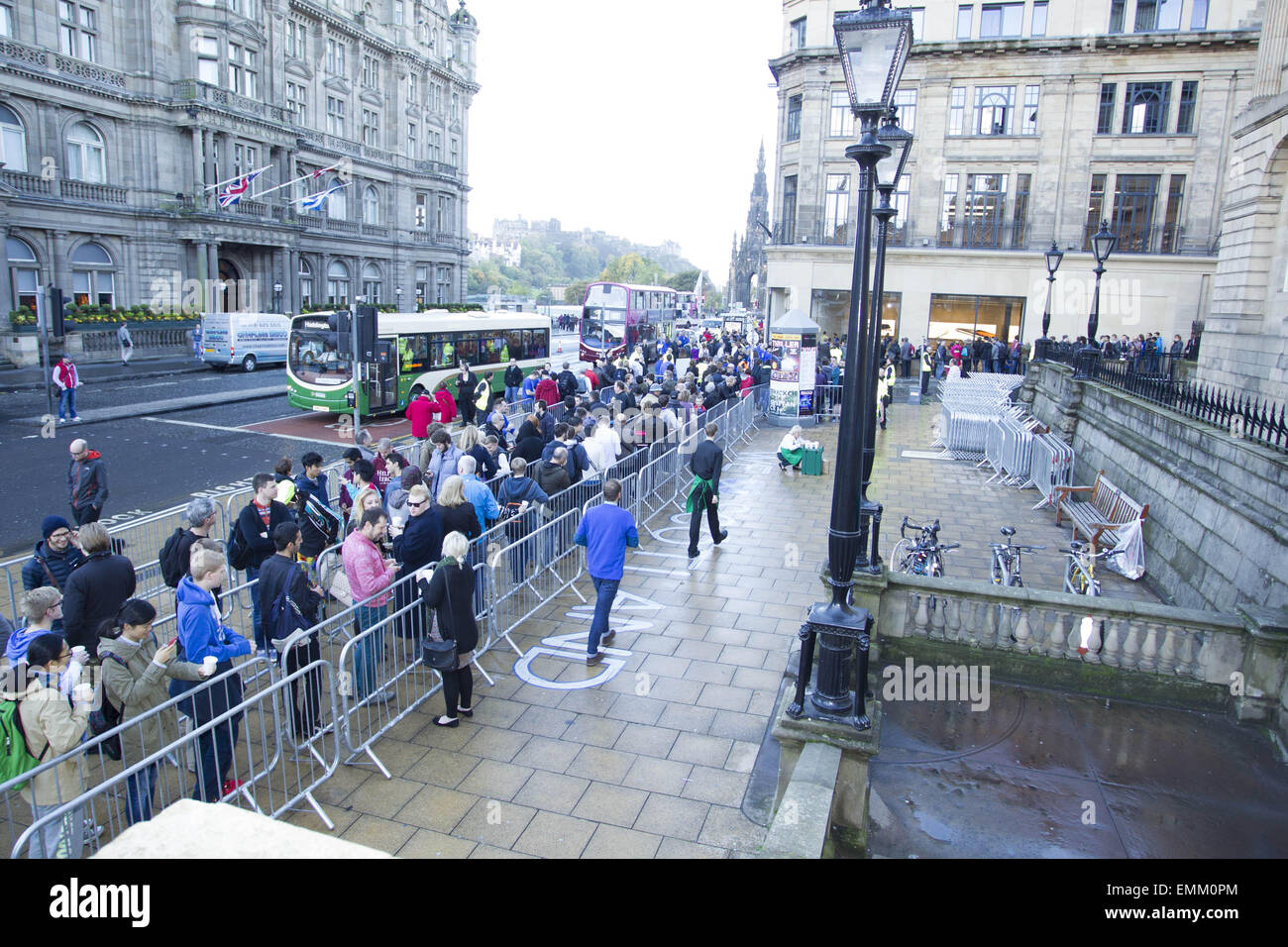 Brand new Apple retail store opens in Edinburgh. Members of the public ...