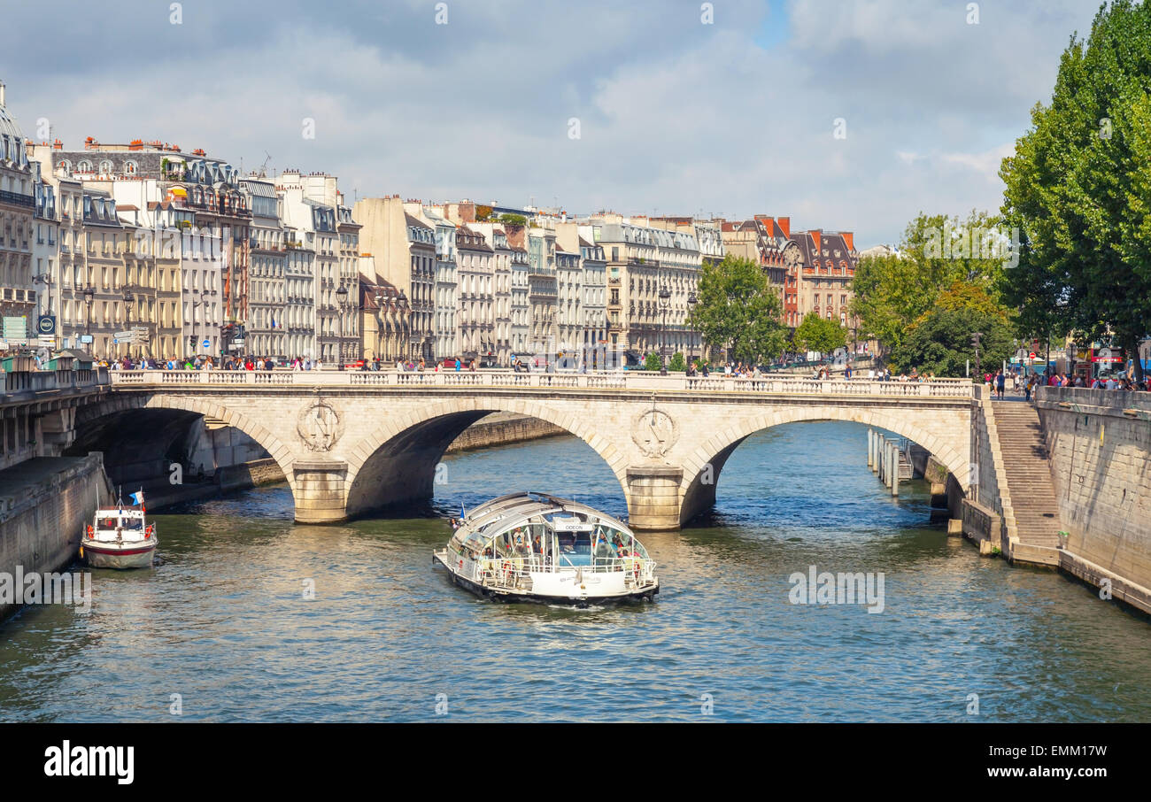 France paris batobus louvre hi-res stock photography and images - Alamy