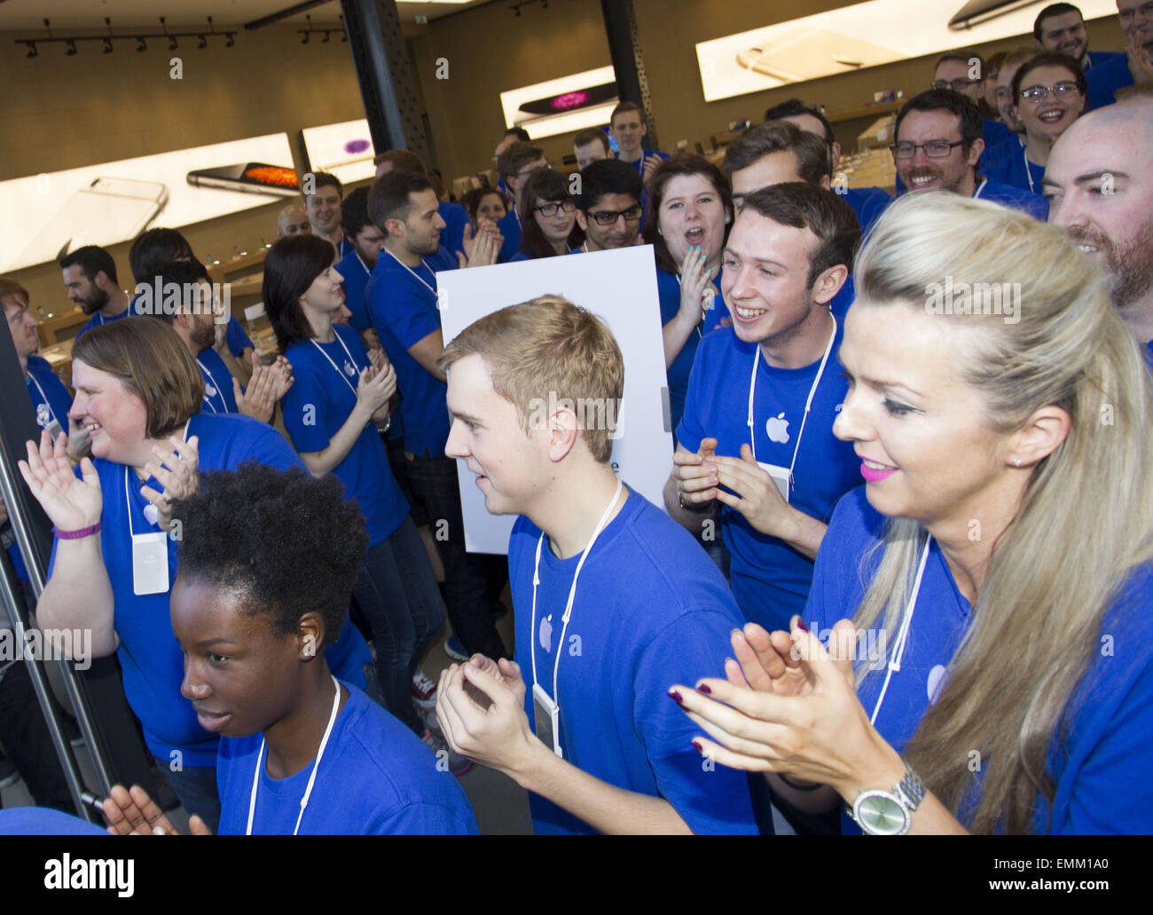 Brand new Apple retail store opens in Edinburgh. Members of the public ...