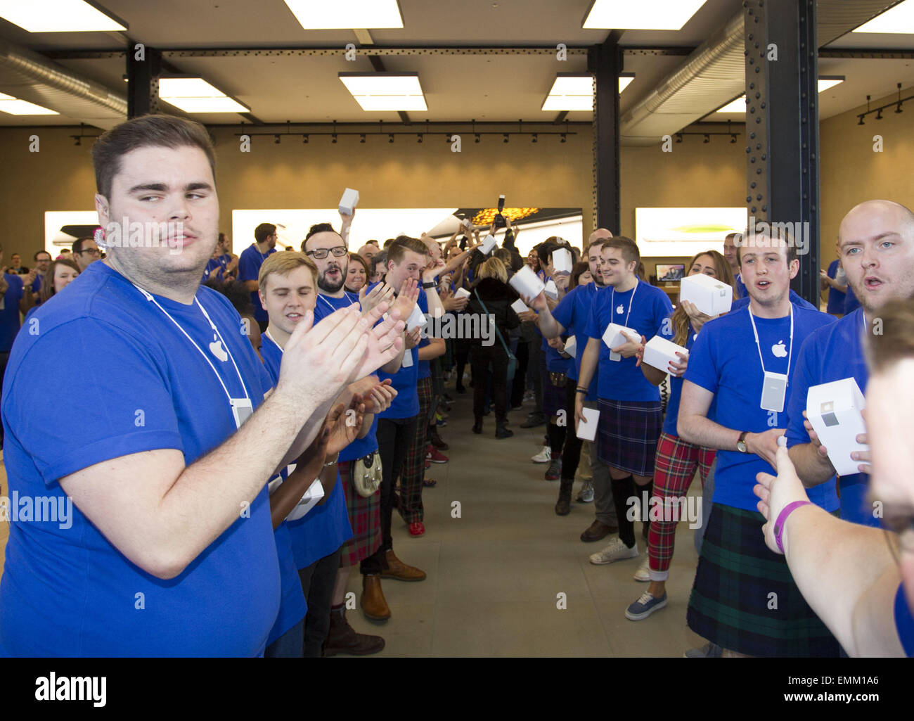 Brand new Apple retail store opens in Edinburgh. Members of the public ...
