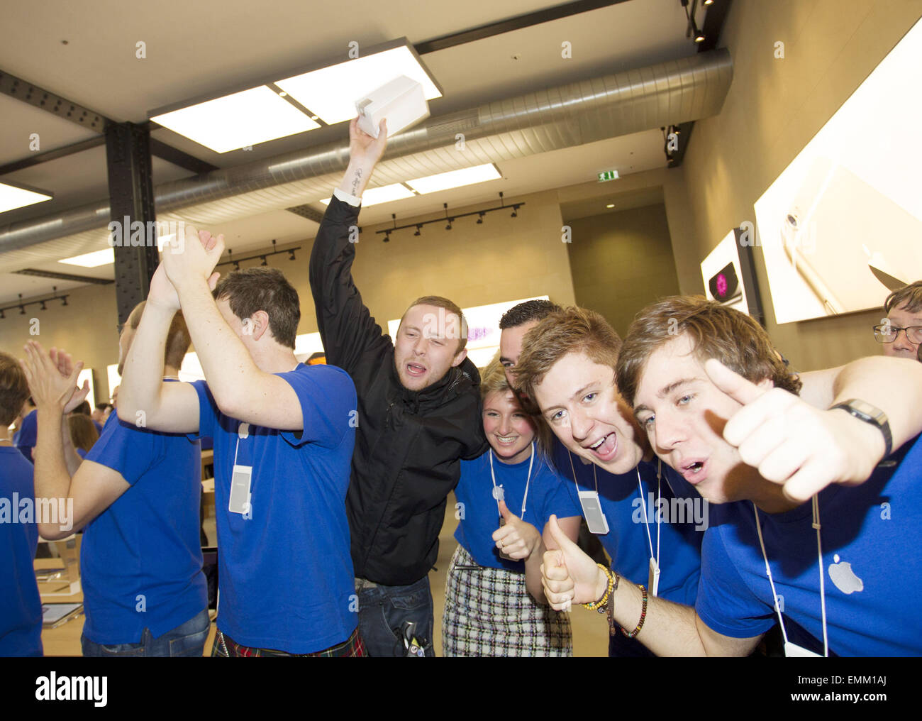 Brand new Apple retail store opens in Edinburgh. Members of the public ...