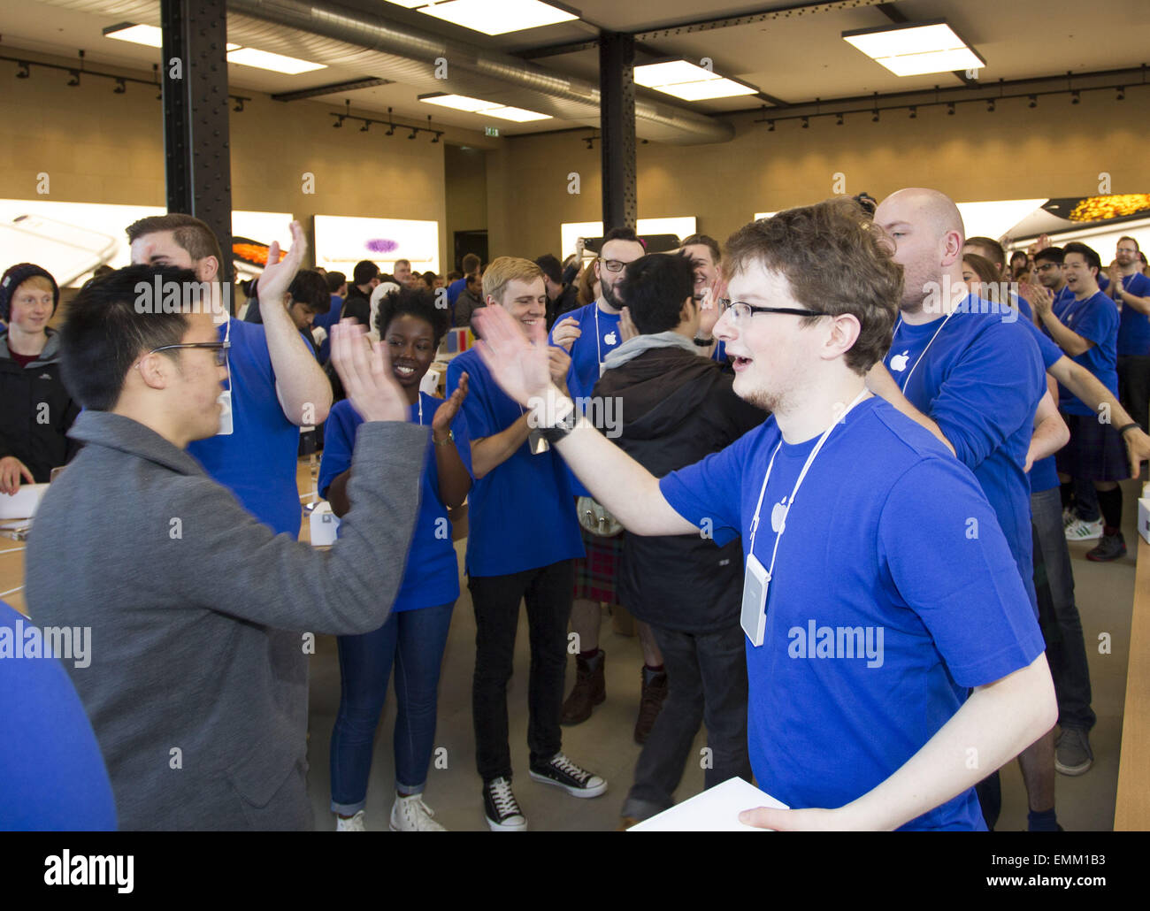 Brand new Apple retail store opens in Edinburgh. Members of the public ...