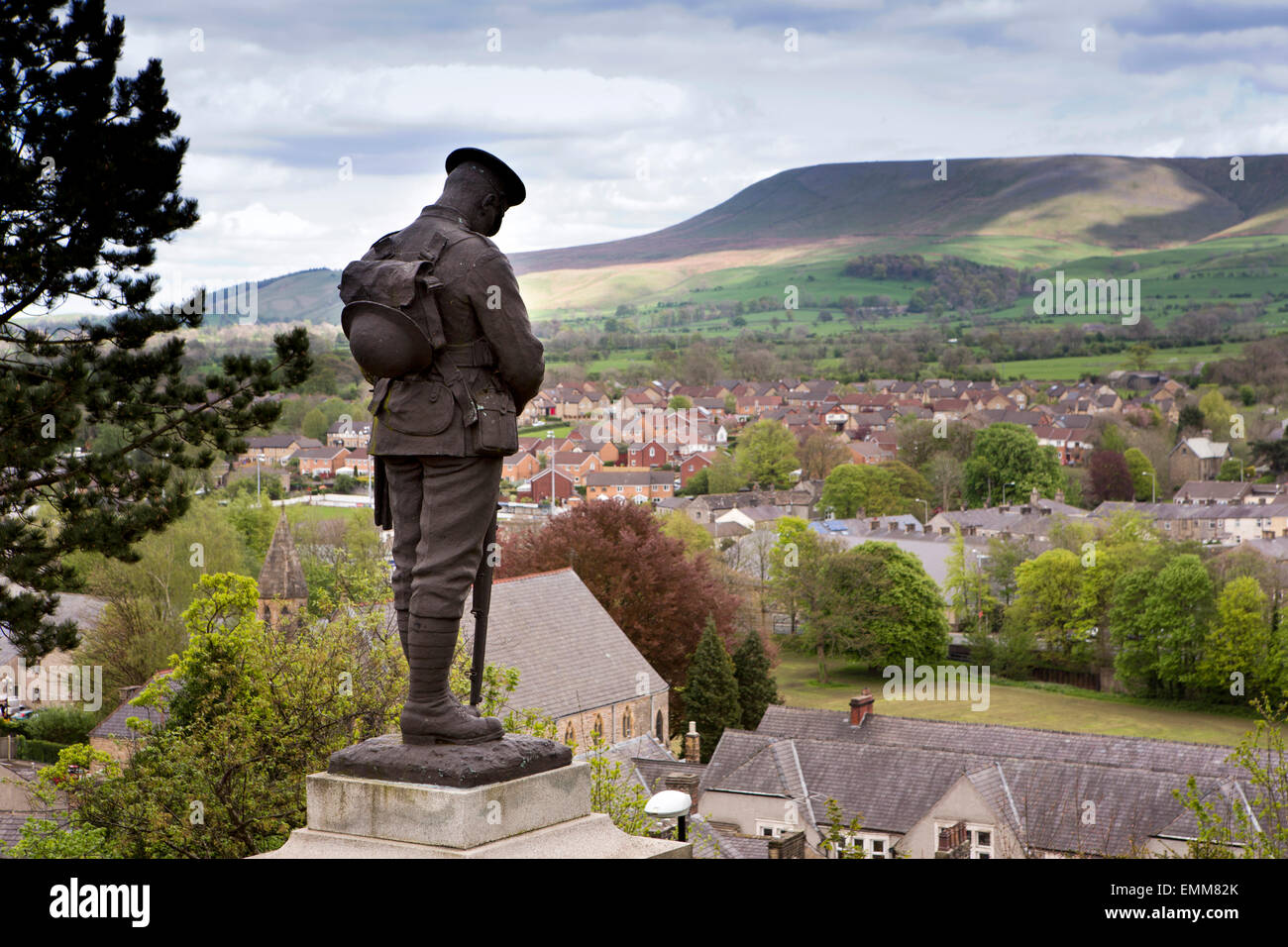 UK, England, Lancashire, Ribble Valley, Clitheroe castle, war memorial ...