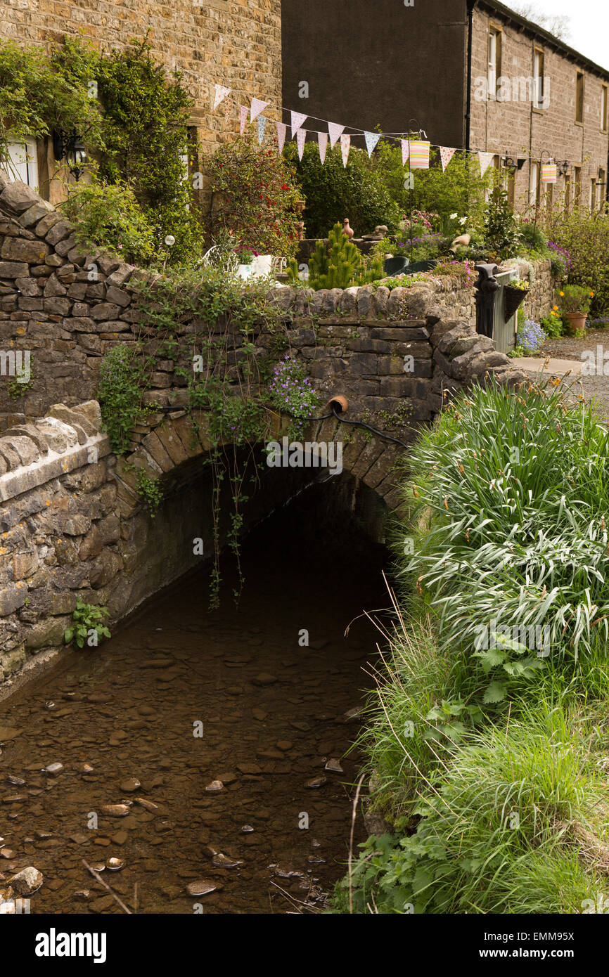 UK, England, Lancashire, Ribble Valley, Downham, bridge over Downham ...