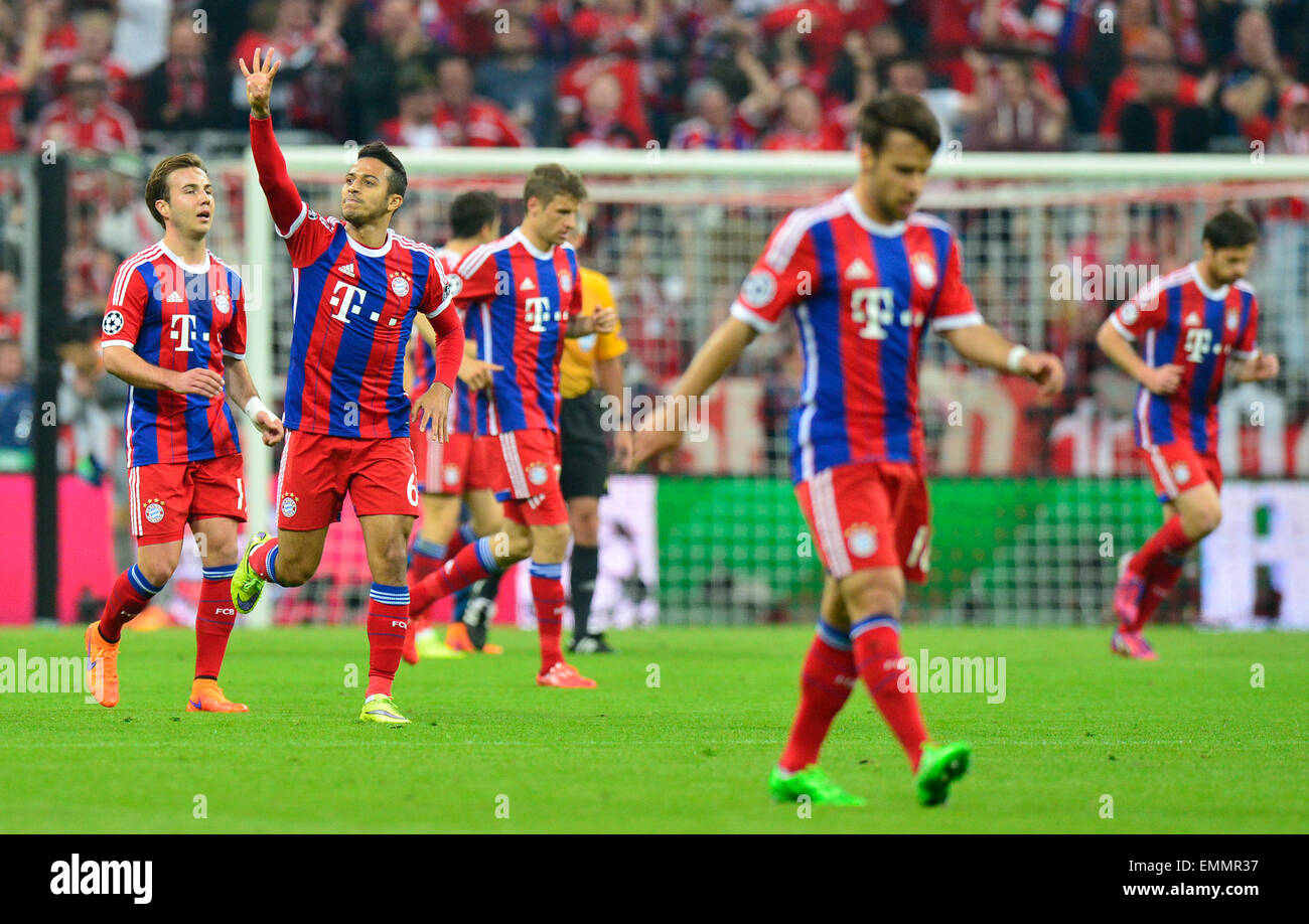 Munich, Germany. 21st Apr, 2015. Bayern Munich's Thiago Alcantara (2nd ...