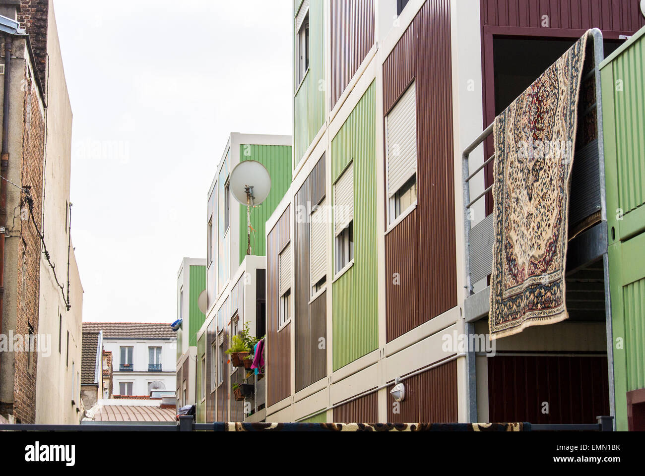 Poor housing paris hi-res stock photography and images - Alamy