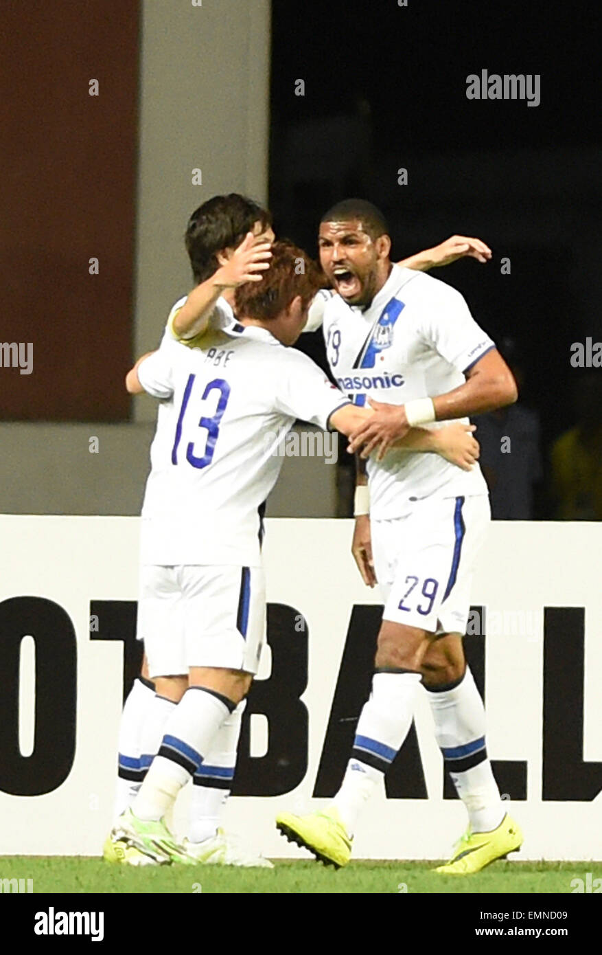 (150422) -- GUANG ZHOU, April 22, 2015 (Xinhua) -- Anderson Patric (R ...