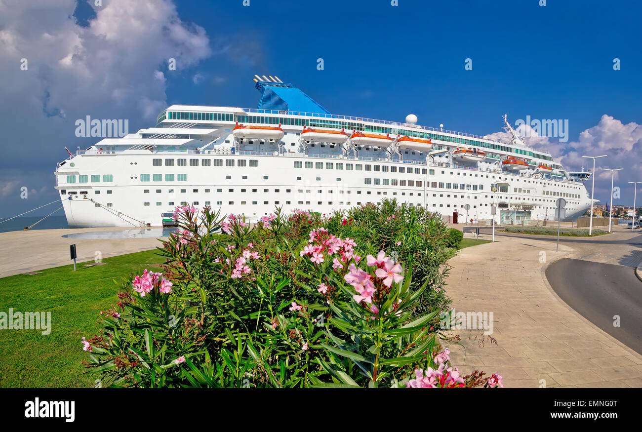 Passenger boat ship waterfront hi-res stock photography and images - Alamy